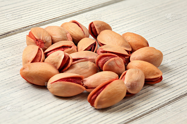 靠近一小堆土耳其红色开心果在白板桌上。