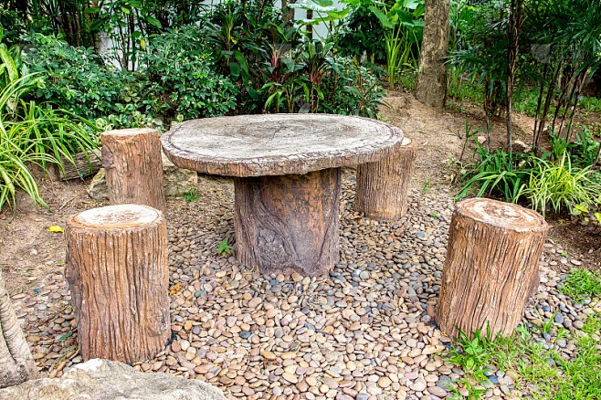 原木风格的石头桌子和椅子素材-花瓣网
