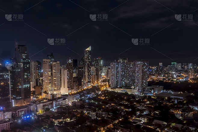 深夜Makati CBD和Bel-Air Village的航拍。