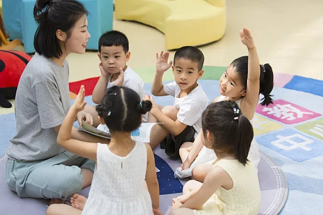 幼儿园的老师给孩子们讲故事图片下载