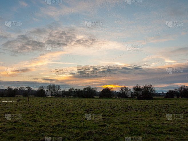 空旷潮湿的草地，低光日落景观dedham平原，空没有人，戏剧性的天空树木