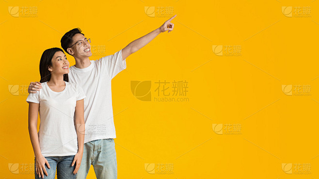 快乐的亚洲男人和女人指着空白的空间eow 9119