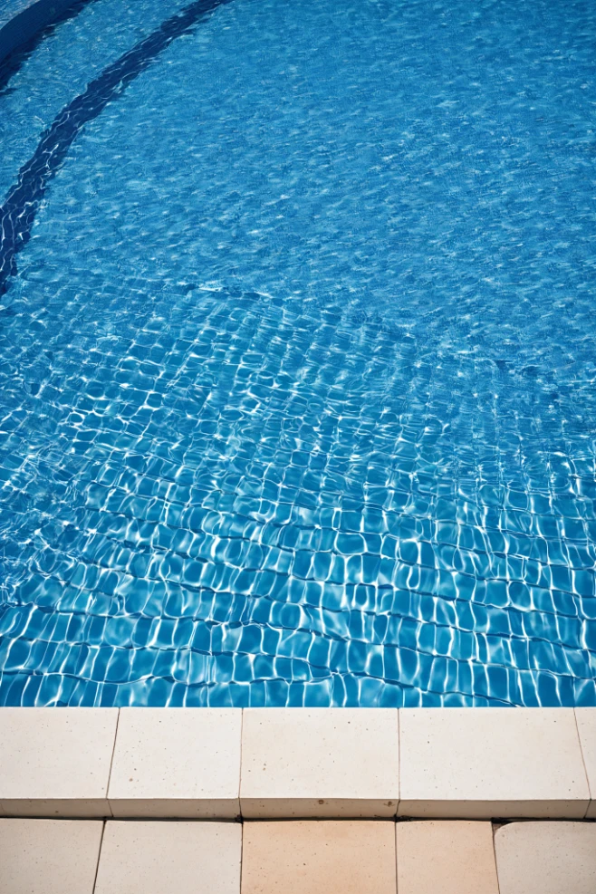 光线照射泳池波纹水池水波图片摄影图-花瓣网