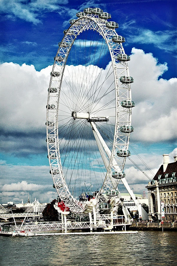 [俯瞰伦敦城，领略伦敦旅游] 伦敦眼（The London Eye），又称千禧之轮，坐落在伦敦泰晤士河畔，是世界第四大摩天轮，是伦敦的地标之一 ...
