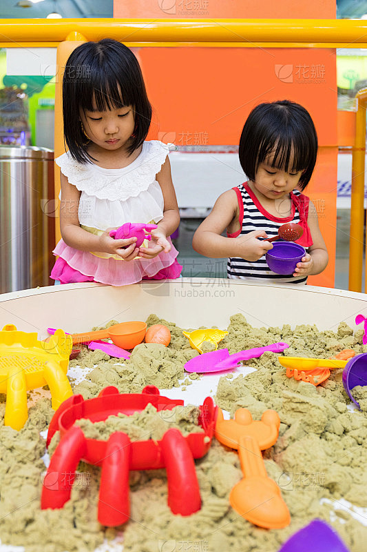 亚洲华人小妹妹在室内玩动力沙 7510
