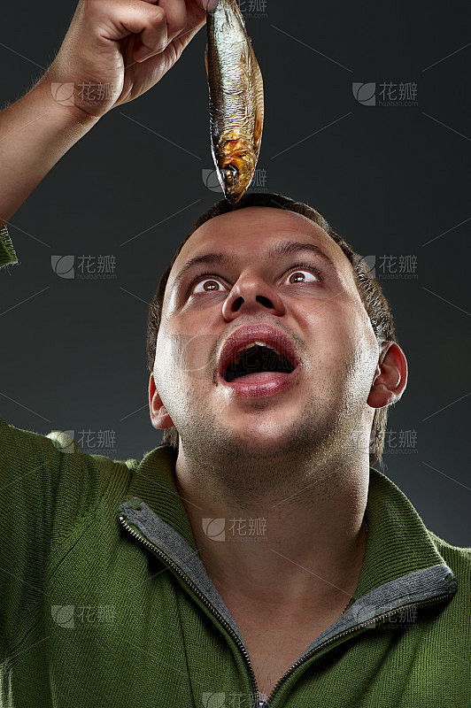 饥饿的胖子盯着一条鱼