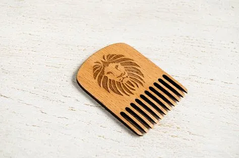 Wooden Beard comb with engraved Lion silhouette-花瓣网