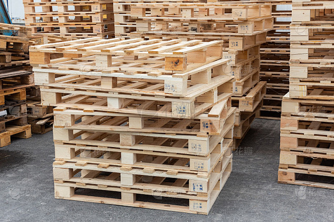 许多托盘堆放在库存，仓库托盘素材-花瓣网