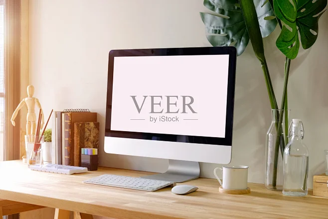 模拟工作空间的木桌与空白屏幕电脑，假的，室内植物。桌面工作空间与隔离屏幕图形显示蒙太奇。图片-商业图片-正版原创图片下载购买-Veer图库-花瓣网