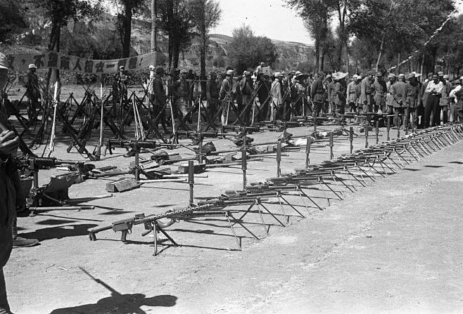 photo2885-(1944) Yan'an (China), rifles and machine guns, possibly ...