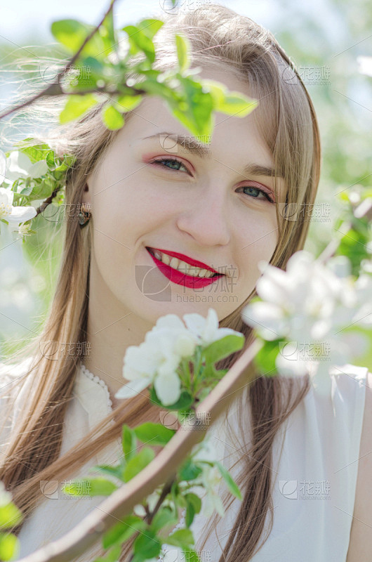 白色,特写,青年人,日光,白昼,留白,注视镜头,花,站,上装