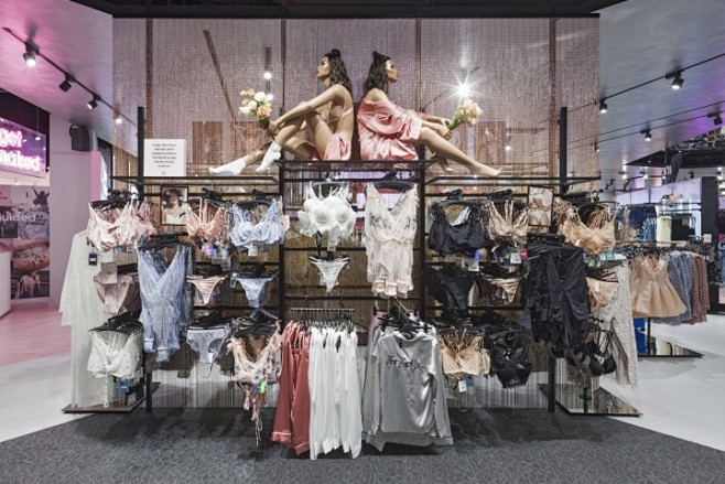 Missguided-store-at-Bluewater-by-Dalziel-Pow-Stone-UK-05