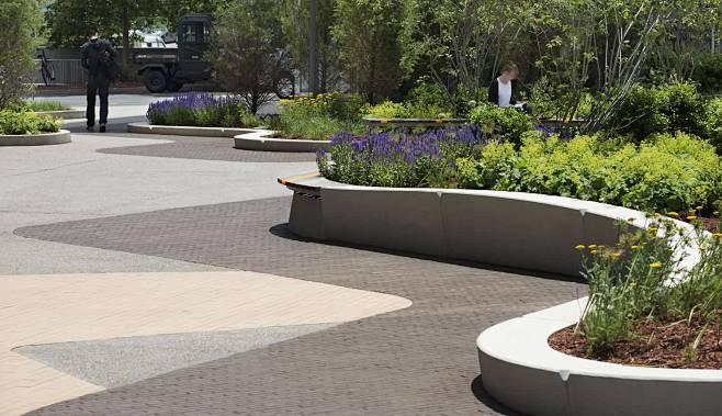 麻省艺术与设计学院宿舍楼前小广场景观(asla) Tree House Residence Hall, MassArt by ...