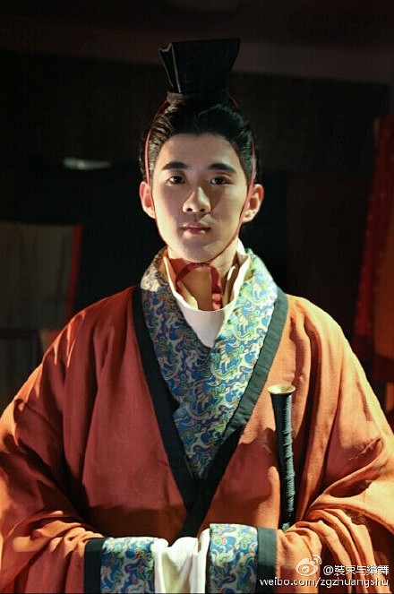 西汉 进贤冠，锦缘之衣，八面汉剑