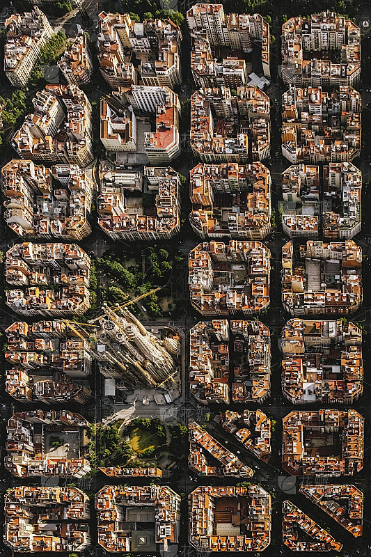 巴塞罗那Eixample区住宅鸟瞰图，圣家堂，由加泰罗尼亚建筑师Antoni Gaudi设计素材-花瓣网