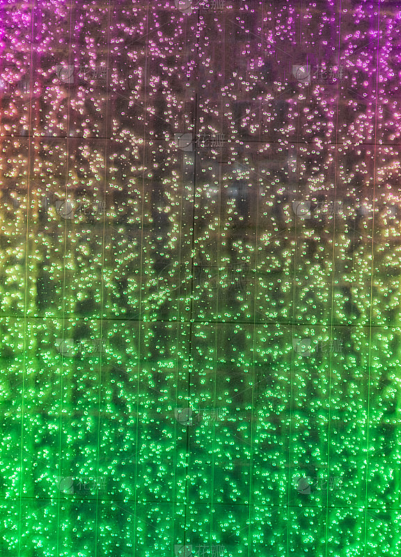 水珠的颜色、镜框、照明设备的颜色变化、墙上的装饰。