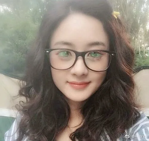 赵丽颖超话 【自拍特辑15】 因为我今天就要开学了，所以没办法再继续放合照特辑了，还有呢。那么今天就放一辑自拍特辑吧，如果大家感兴趣的话可以在我的微博里搜关键词“自拍特辑”“合照特辑”，还有丽
