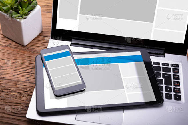 电子设备与屏幕在木桌旁边在日志和笔附近