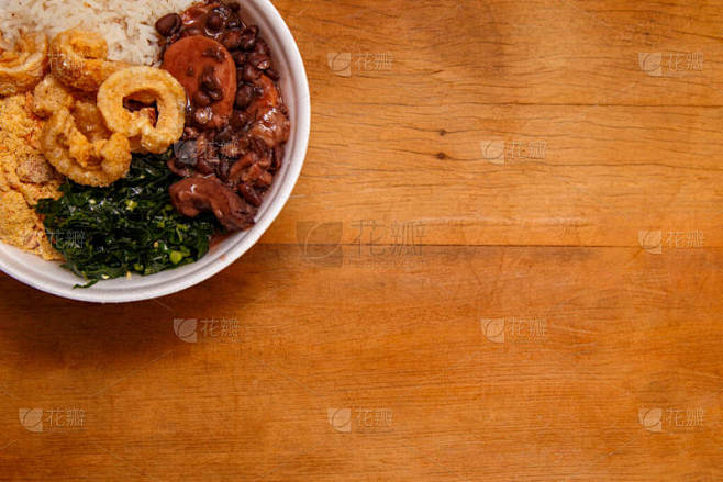 Feijoada，巴西烹饪传统。由feijoada和Crling组成的美味菜肴
