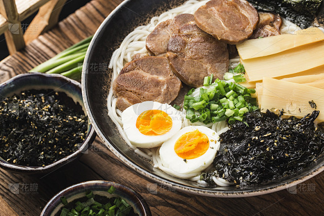 味增拉面亚洲的鸡蛋面条，日本料理。