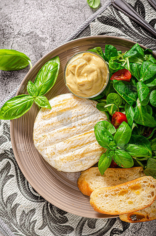 烤卡门贝尔奶酪配美味的沙拉