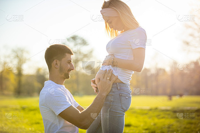 幸福夫妻怀上宝宝，孕妇和丈夫，年轻的家庭和新的生活理念