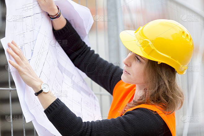 女性建筑师的侧面肖像与蓝图