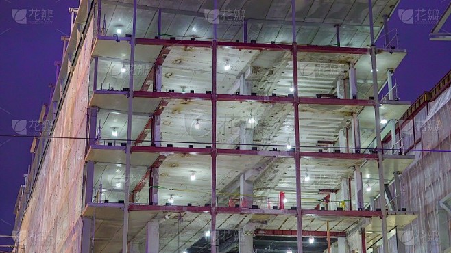 瑞典斯德哥尔摩一幢新建成的亮着灯的建筑