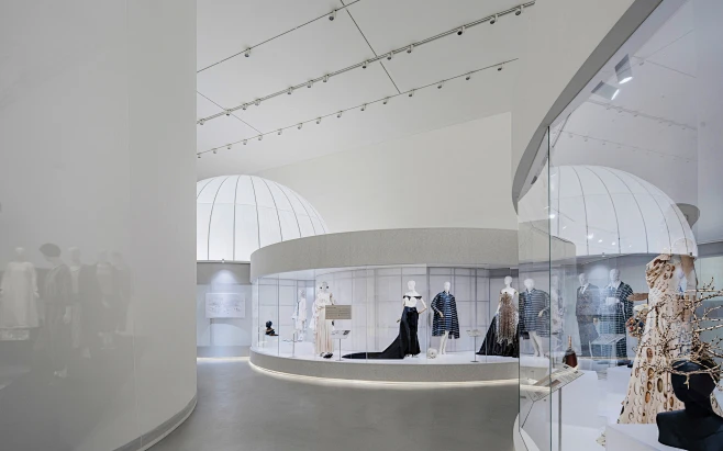 Spatial Design of the Exhibition Fashioned from Nature / Studio 10 ...