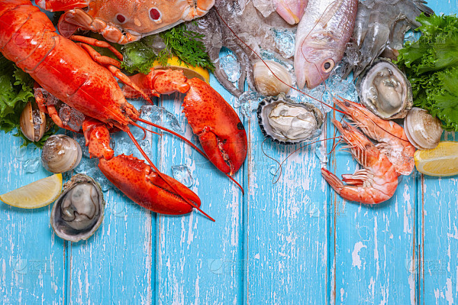 贝类和甲壳类海鲜选择新鲜的龙虾，虾，鱼，牡蛎，鱿鱼和螃蟹在黑暗的乡村背景。