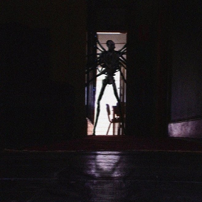 #纸间怪物# 请屏息观赏插画家 Trevor Henderson 创造的“午夜怪物”。Henderson 喜欢在照片上用ps绘制出形态诡异的 ...