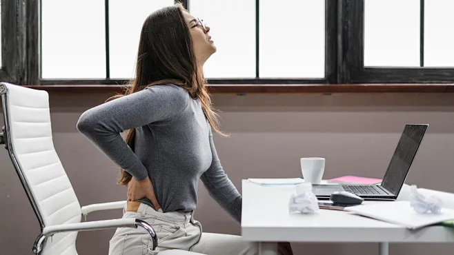 Free photo side view woman having a backache while working from home-花瓣网
