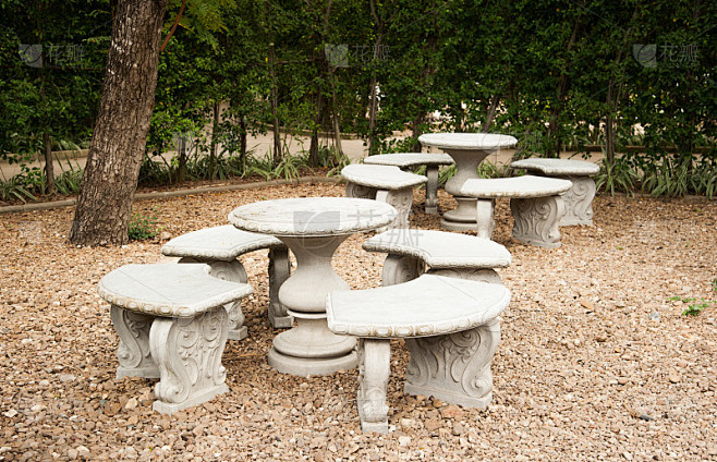 石头花园桌子和四把椅子。