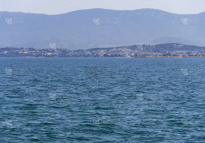 海的全景，山在Liani Ammos海滩在哈尔基达，希腊在一个阳光明媚的夏日埃维亚岛