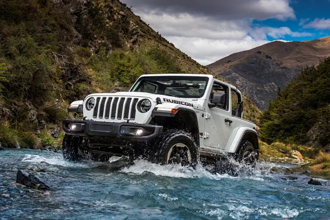 2019 Jeep Wrangler Front View Driving-花瓣网