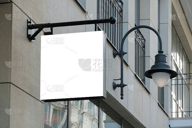 模拟。户外墙上的空白白色矩形招牌。商店、商店、咖啡馆、餐厅的招牌