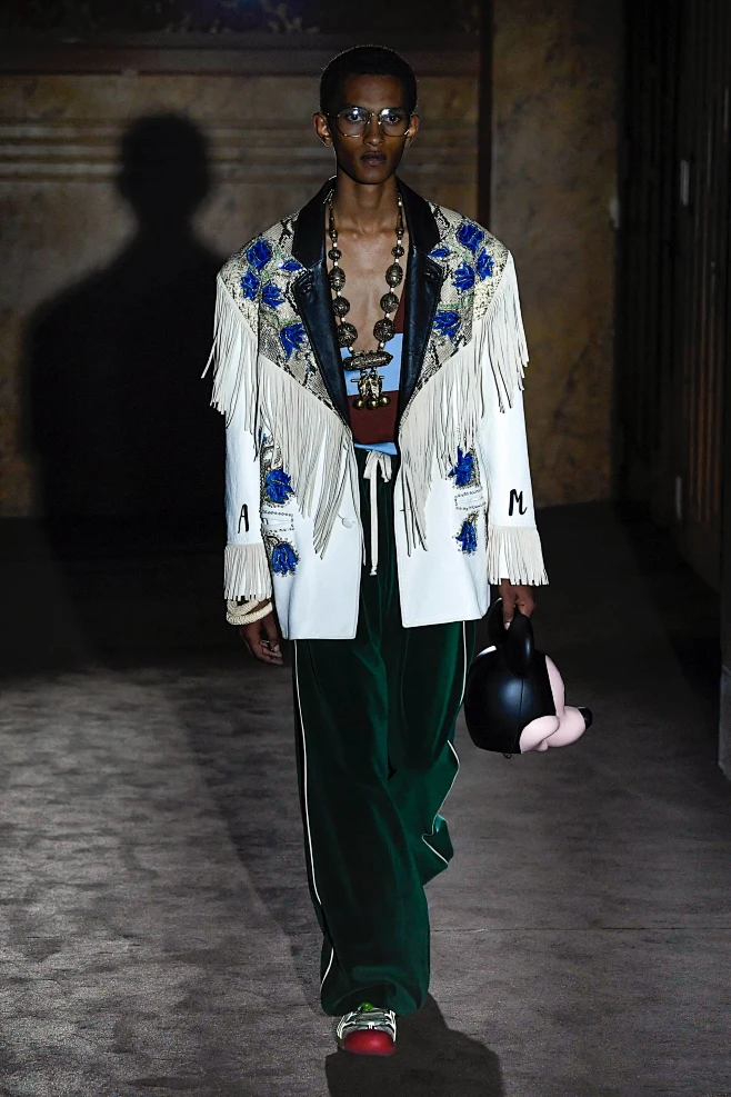 Gucci Spring 2019 Ready-to-Wear Fashion Show : The complete Gucci ...