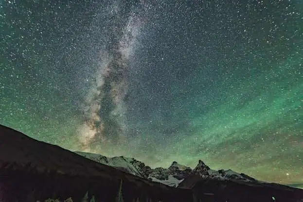 幻灯片 16 - 15: Milky way over the Canadian Rockies with northern light ...