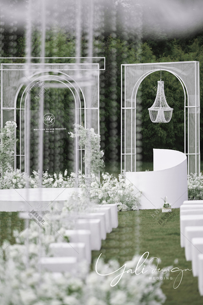 白色户外-白草坪大气婚礼照片