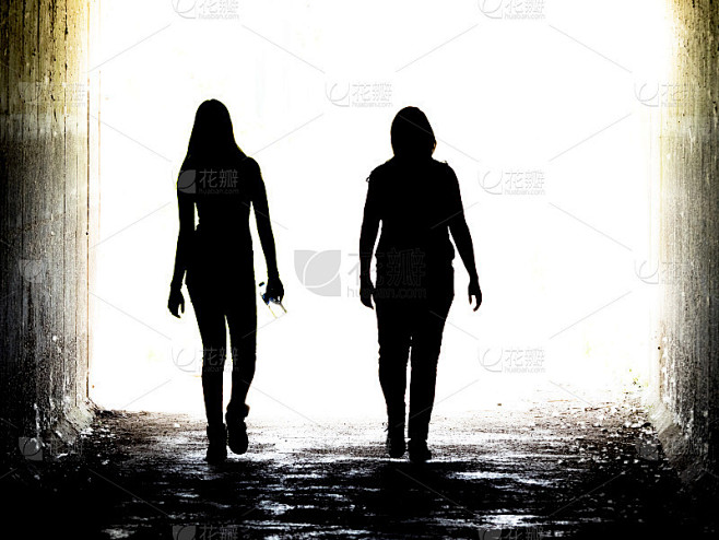 两个人走进光里