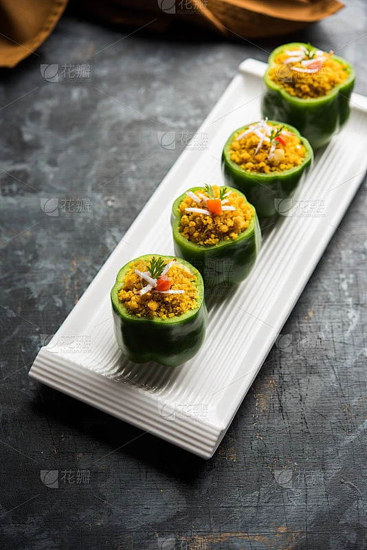 填充辣椒或bharwa shimla mirchi是一种受欢迎的印度主菜食谱。在阴郁的背景下，盛在盘素材-花瓣网