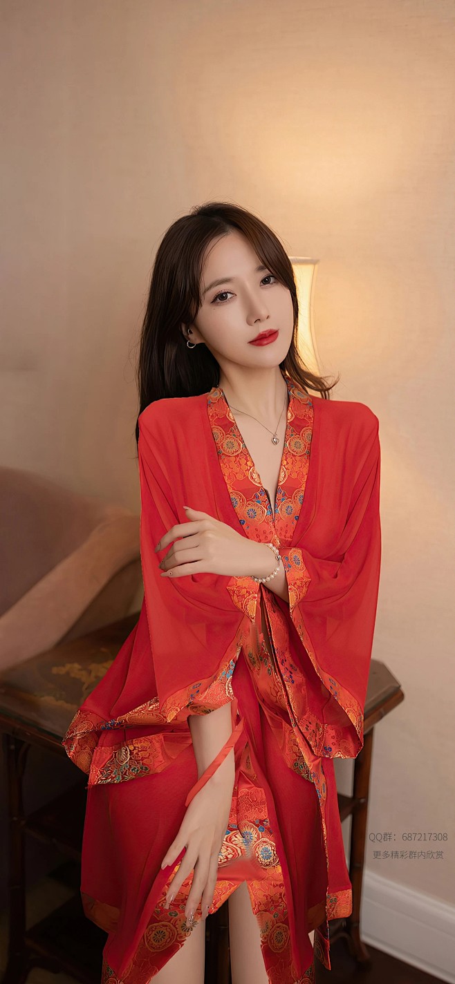鱼子酱小姐姐～性感大红婚服