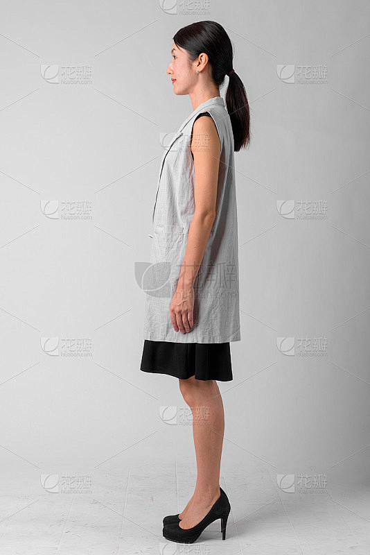 全身拍摄的美丽的日本女商人的侧面视图