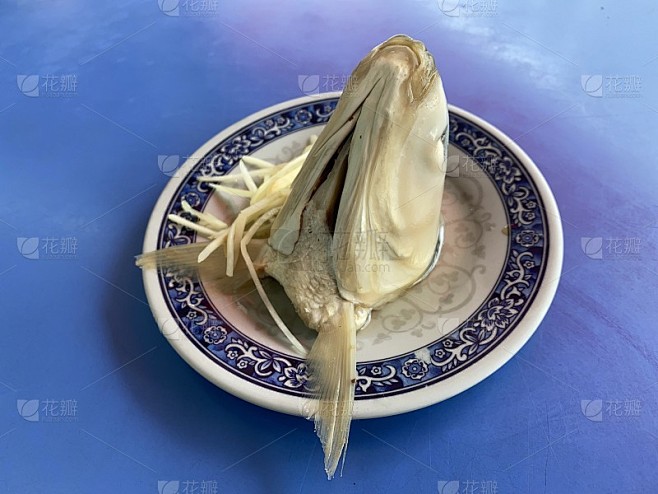 煮熟的milkfish head，准备上桌
