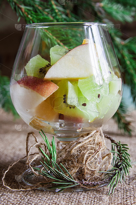 圣诞背景上的水果杯和树枝elomymi，冬天