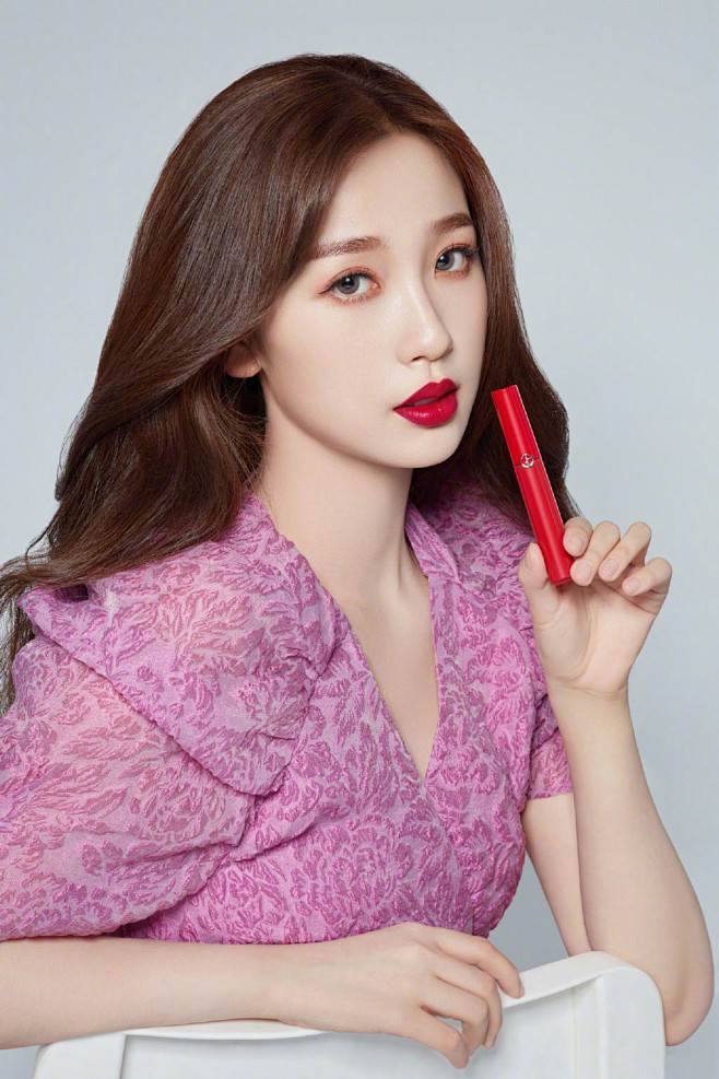 THE9虞书欣卷发红唇性感代言图片