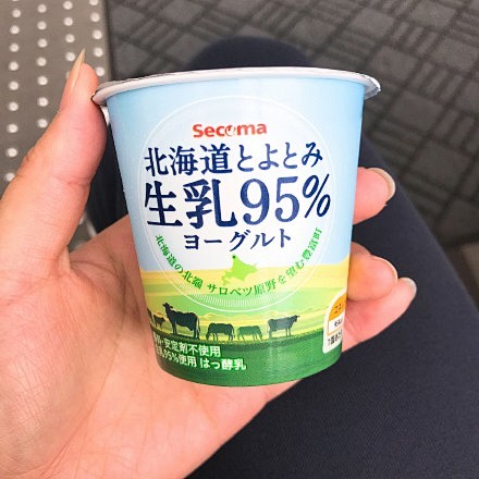 #试奶工古三月# Secoma乳酪酸奶，看包装小清新所以买了，一勺子挖下去还出水了口味和包装一样的小清新，淡、酸甜、清香。讲真，日本人的食品包装真是颜高、有趣、有食欲。 |日本·日本...