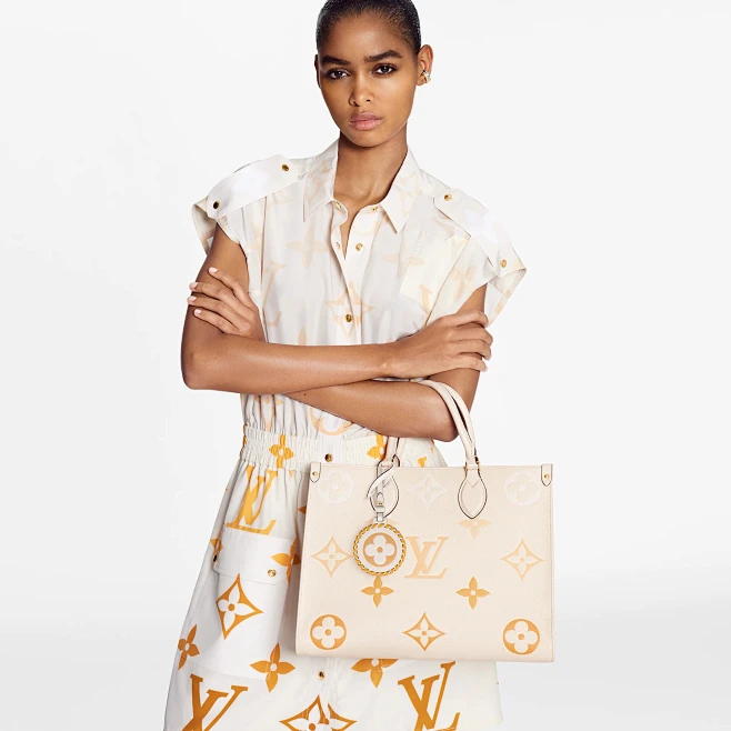 路易威登-onthego-中号手袋-monogram-empreinte-时尚手袋--M45717_PM1_Worn view.png ...