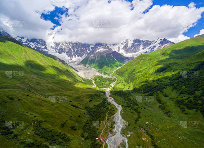 鸟瞰图什哈拉山冰川。上斯瓦涅季，格鲁吉亚。高加索山脉