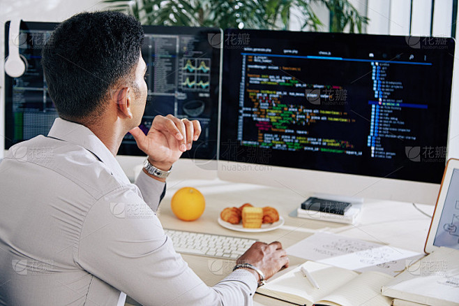 开发人员检查编程代码